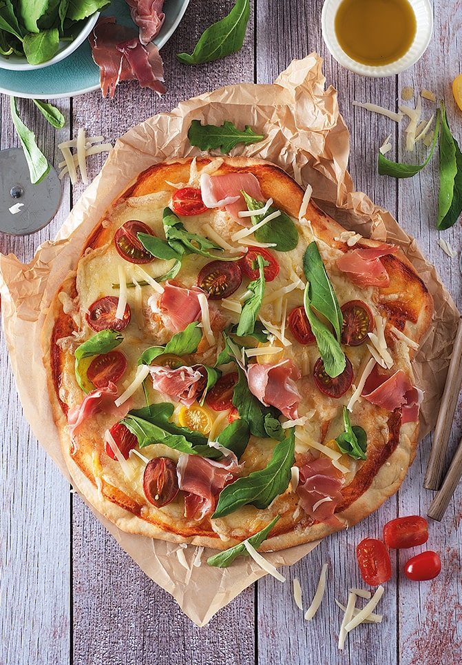Pizza de jamón serrano con rucula, tomate | Harina Selecta